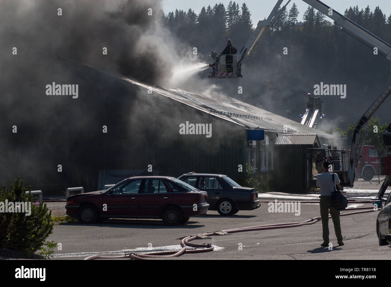 Firemen putting out house fire hi-res stock photography and images - Alamy