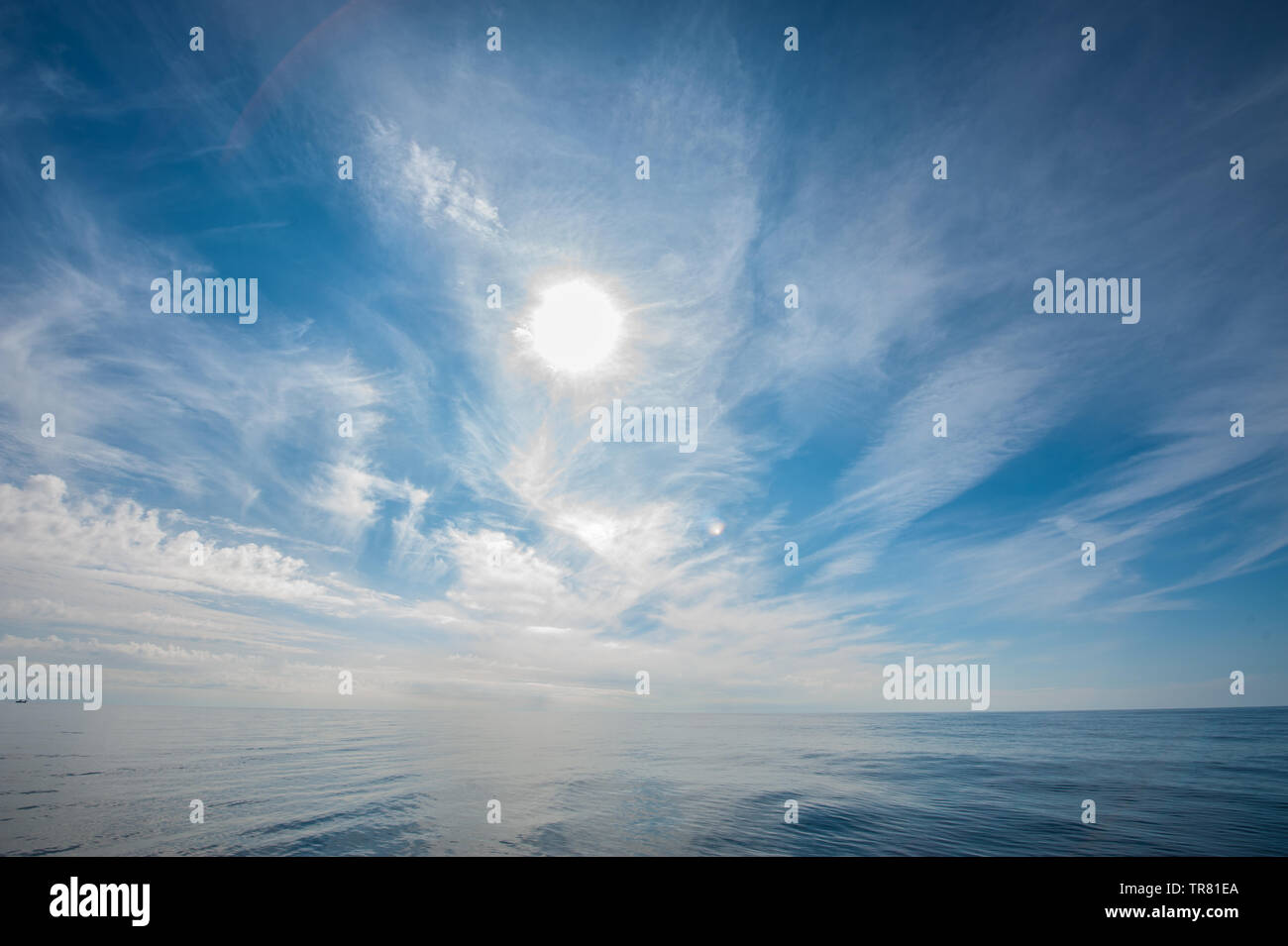 Noon sun hi-res stock photography and images - Alamy