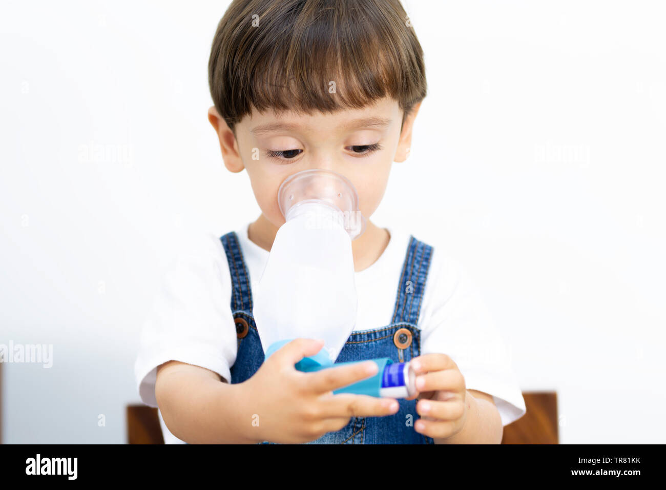 Kids inhaler hi-res stock photography and images - Alamy