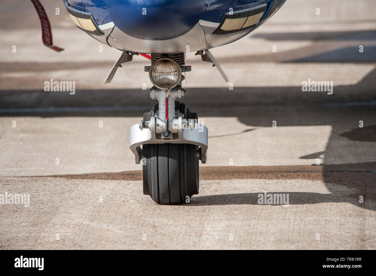 Nose wheel landing gear hi-res stock photography and images - Alamy