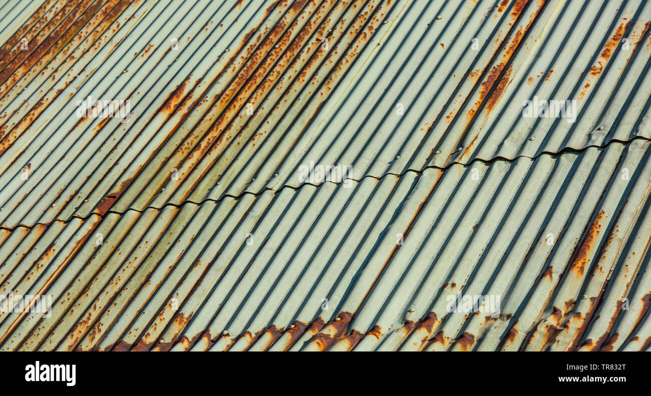 Rusty tin roof hi-res stock photography and images - Alamy