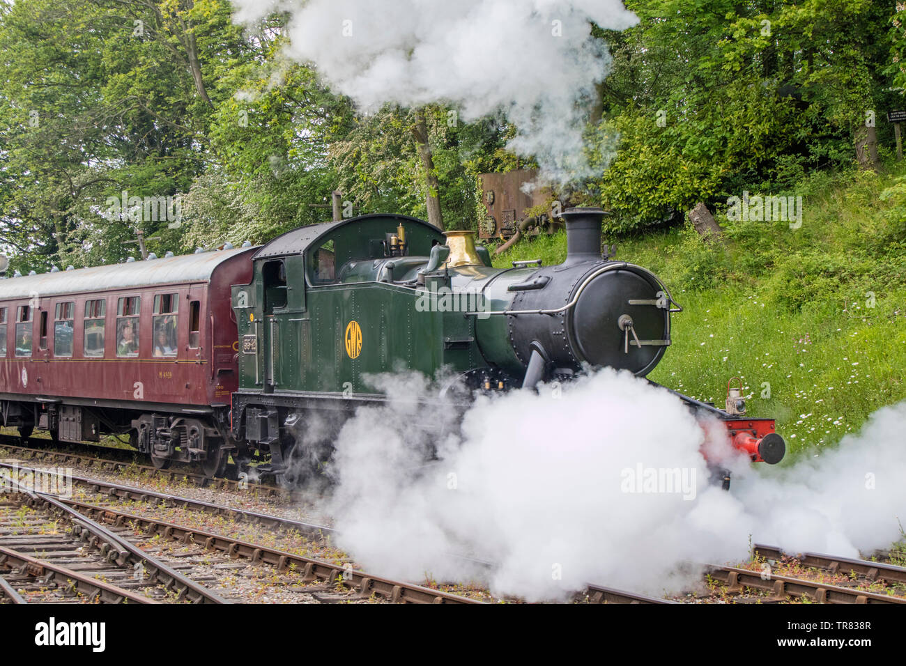 A steam train leaving Shackerstone Station on the Battlefield Line ...