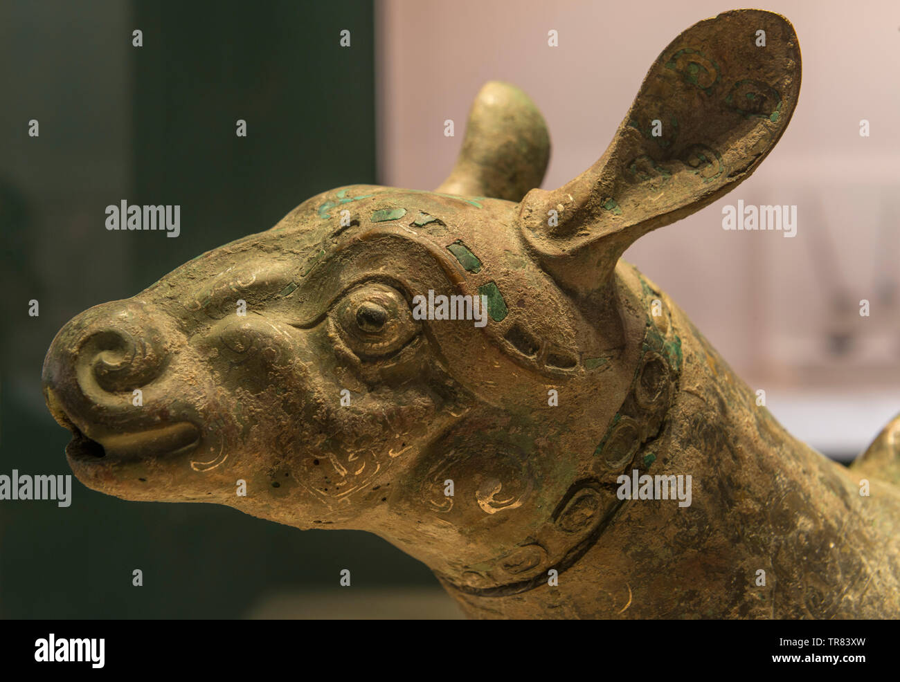 Gold and silver-inlaid bronze sacrificial Zun, The Warring States ...