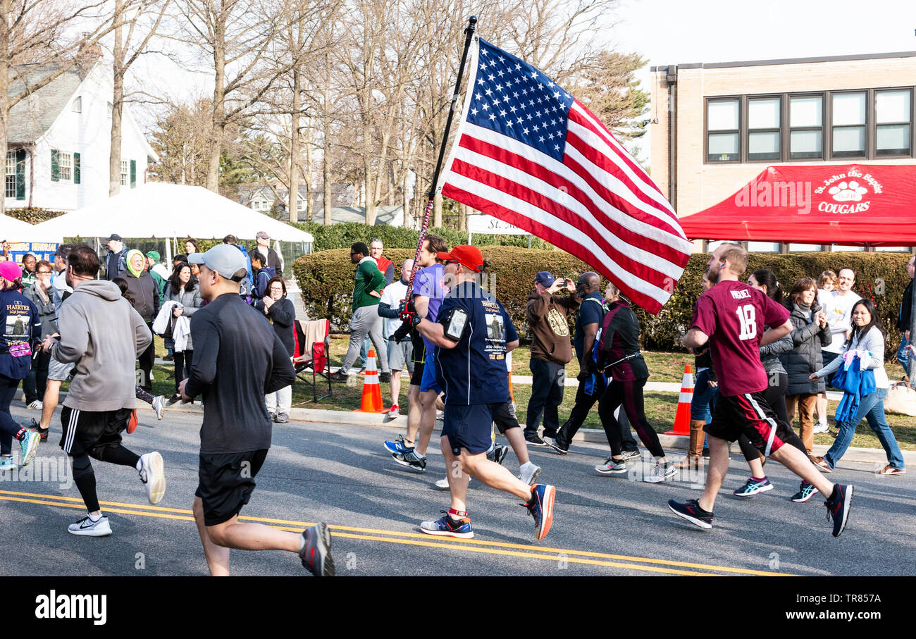 Runners carrying flag hi-res stock photography and images - Alamy