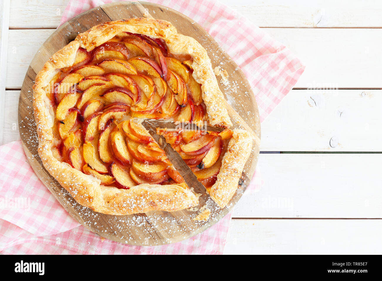 Homemade peach pie made with flakey puff pastry Stock Photo - Alamy