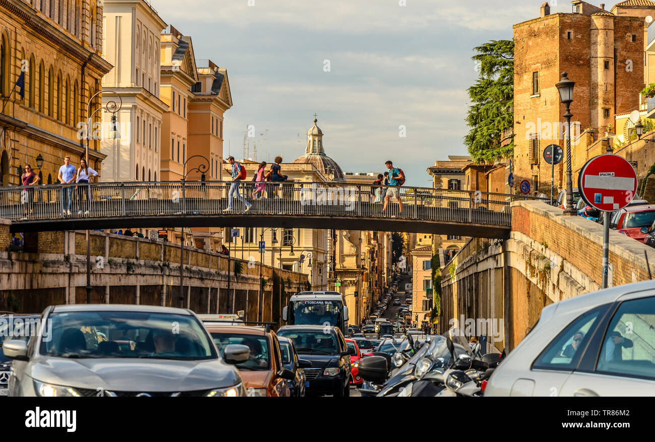 Roman coloseum traffic hi-res stock photography and images - Alamy