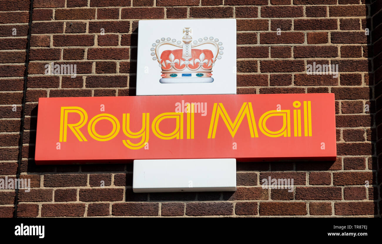 Royal mail crown logo hi-res stock photography and images - Alamy
