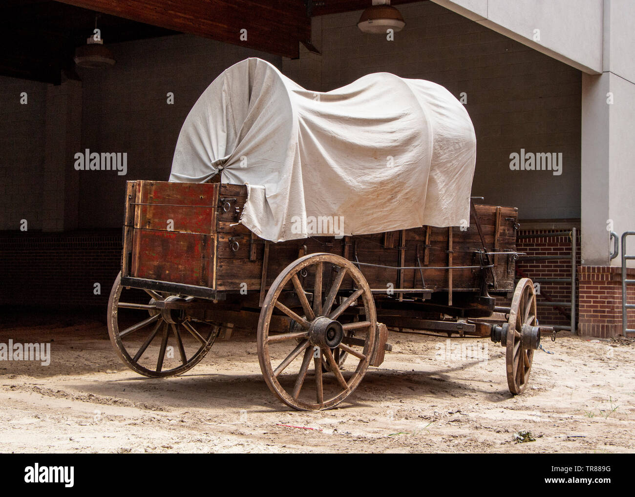 Traditional horse drawn wagons hi-res stock photography and images - Alamy