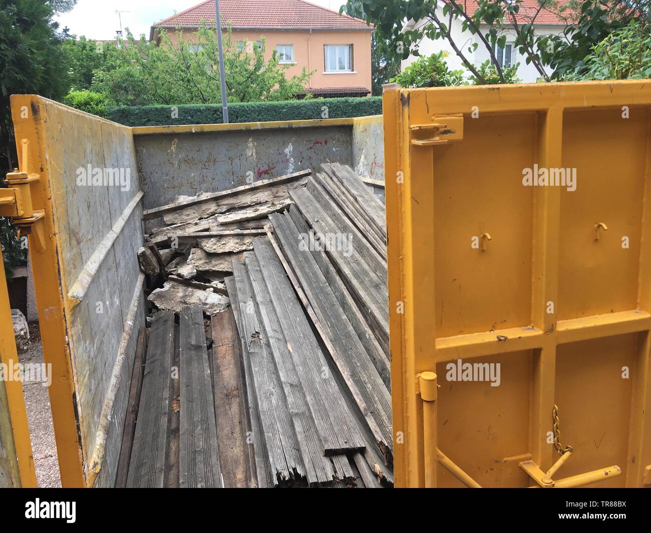 Bulky waste skip hi-res stock photography and images - Alamy