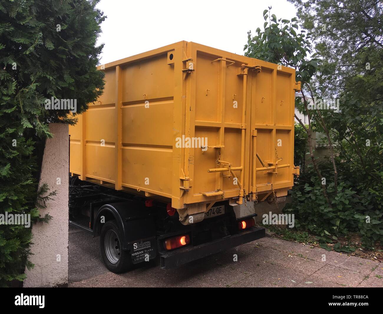 Bulky waste skip hi-res stock photography and images - Alamy