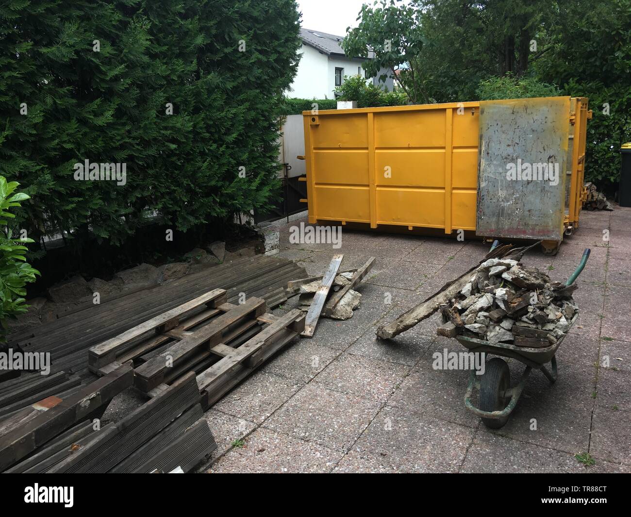Bulky waste skip hi-res stock photography and images - Alamy