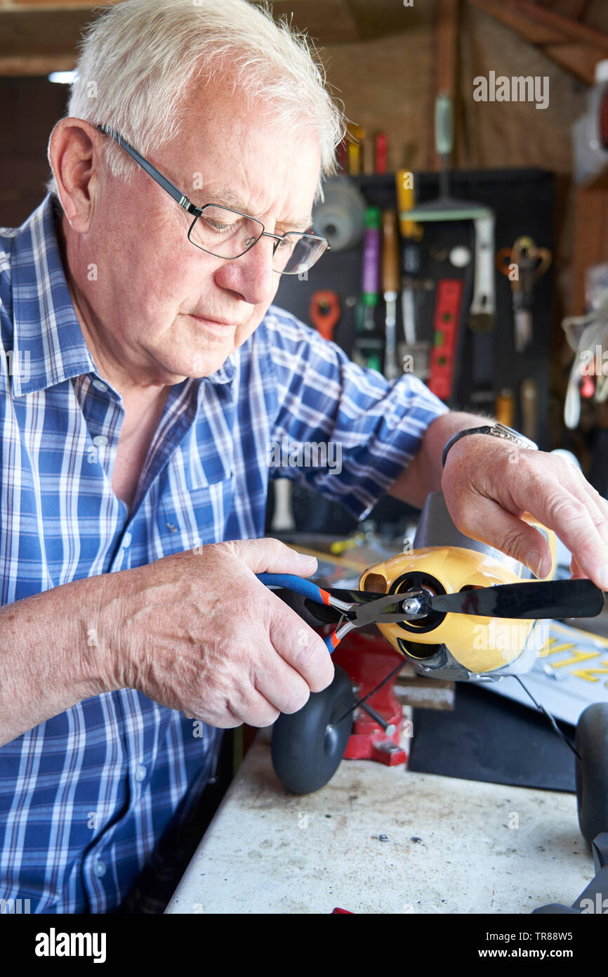 Person fixing a radio hi-res stock photography and images - Alamy