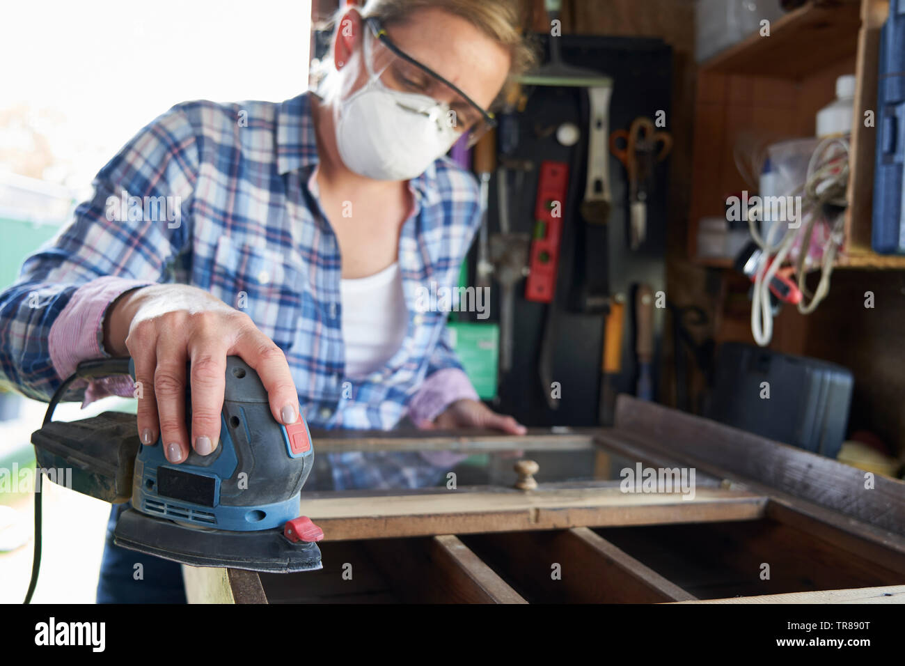 Female electric sander hi-res stock photography and images - Alamy