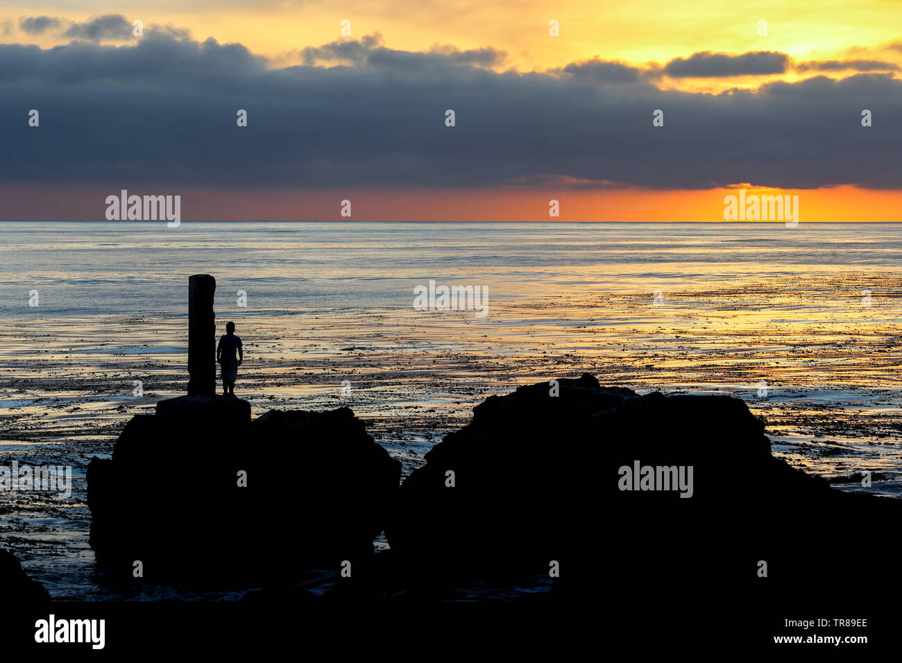 Boy watching sunset hi-res stock photography and images - Alamy