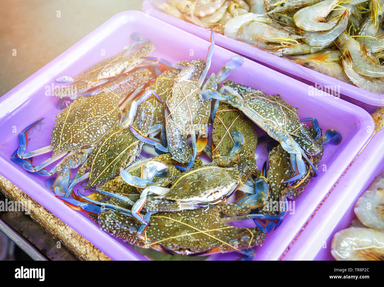 Fresh crab in ice bucket for sale in the seafood market Stock Photo - Alamy