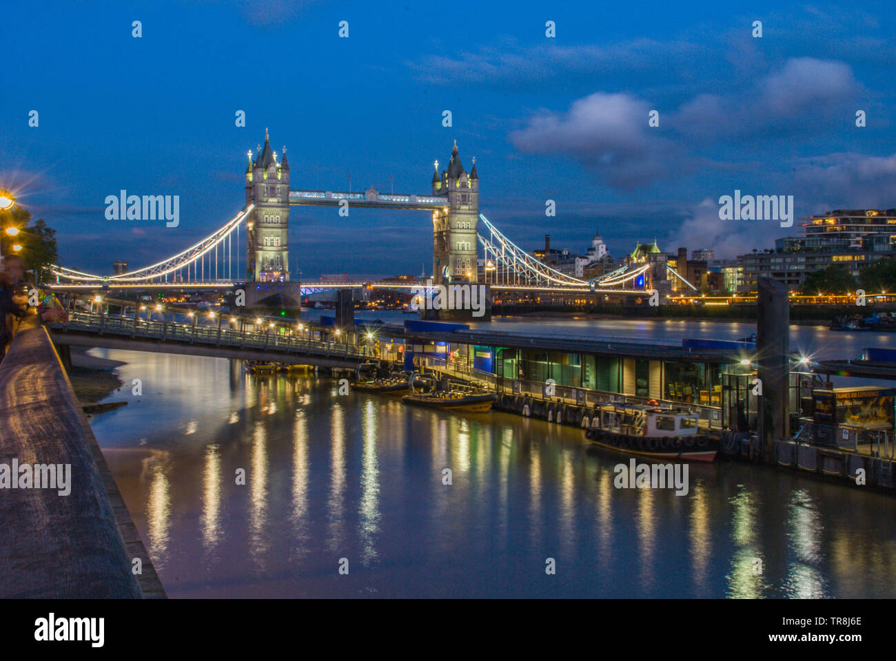 Night cityscape with Famous Tower Bridge in the evening with blue sky ...