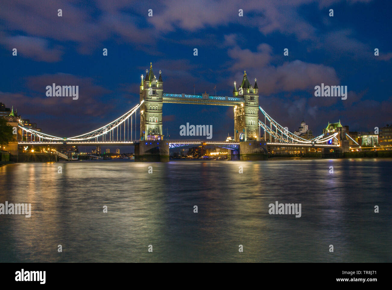 Night cityscape with Famous Tower Bridge in the evening with blue sky ...