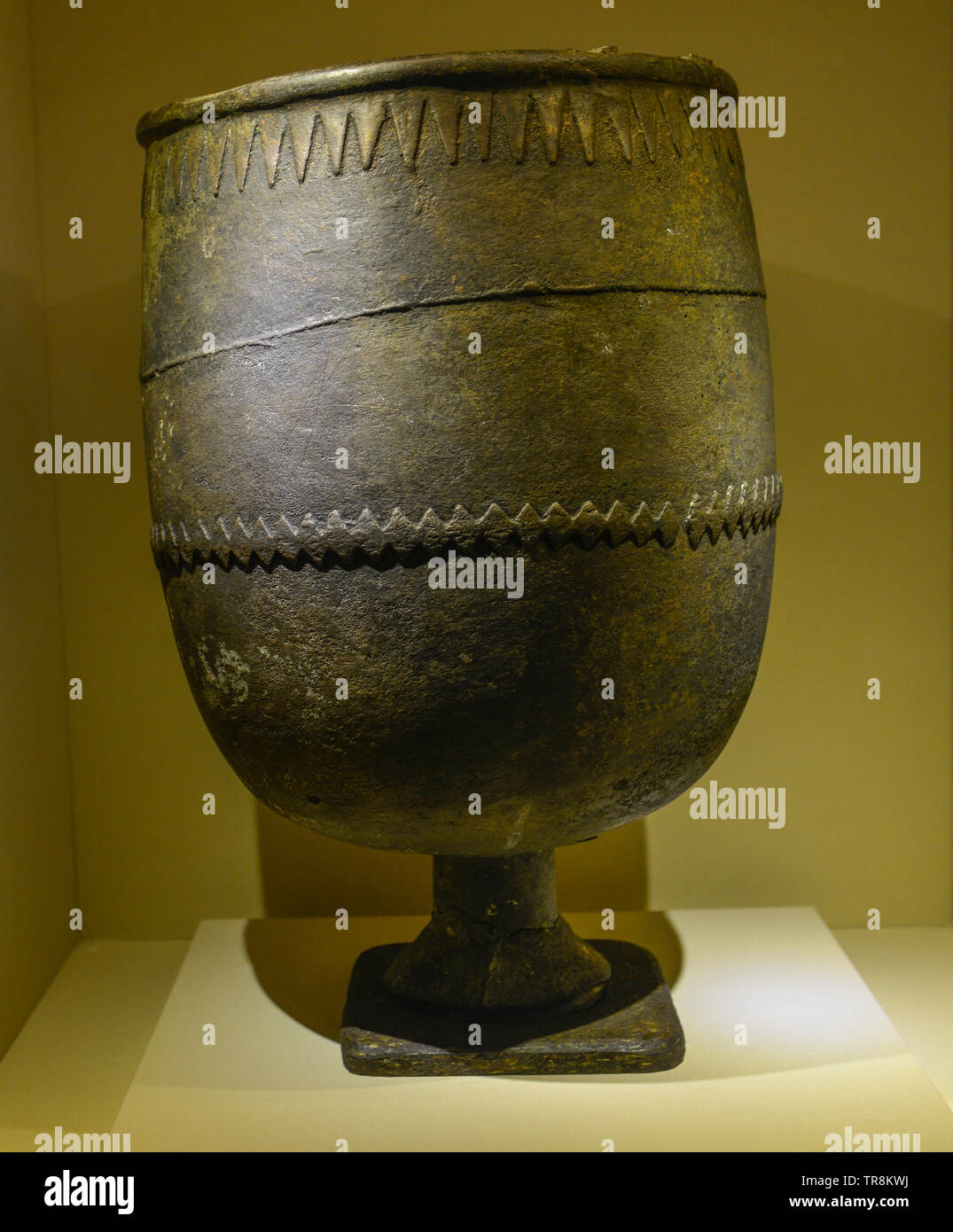 Bronze cauldron hi-res stock photography and images - Alamy