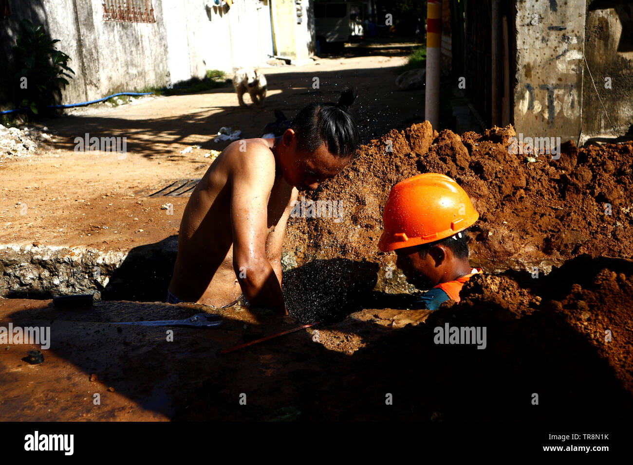 Philippines construction workers hi-res stock photography and images ...