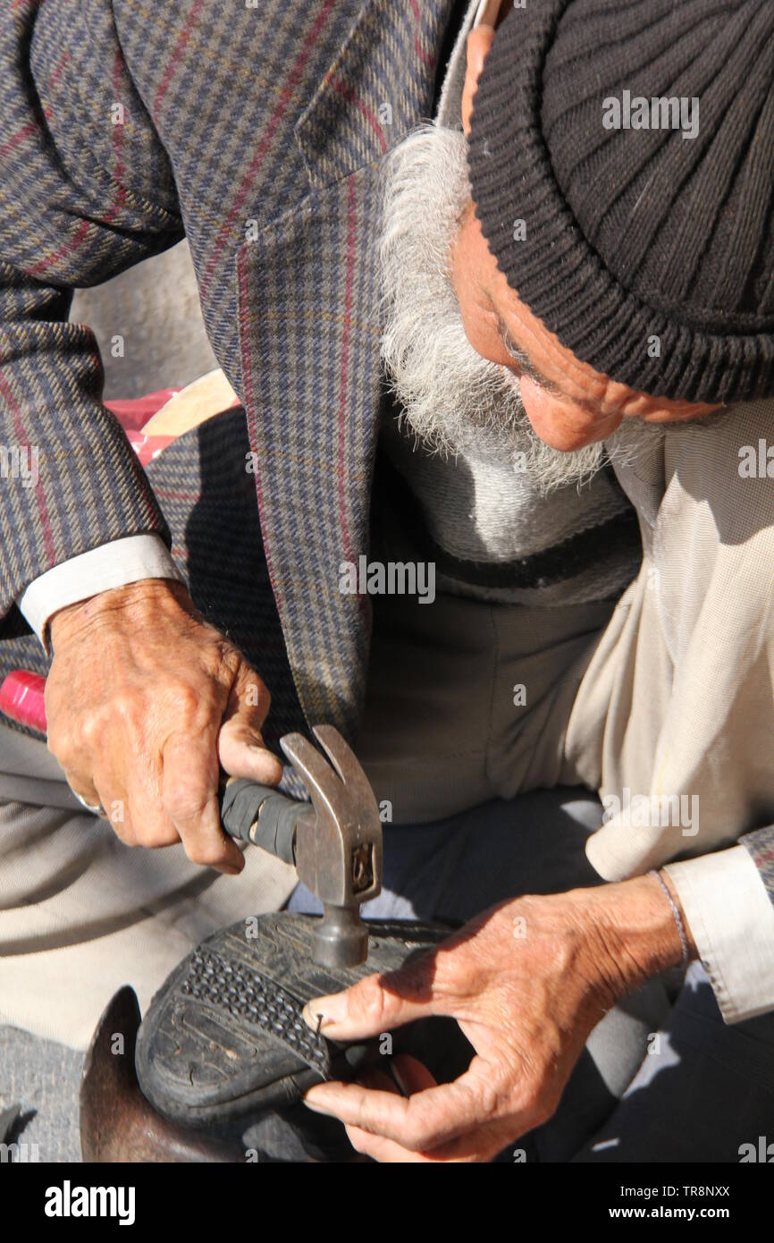 Old man shoemaker Stock Photo - Alamy
