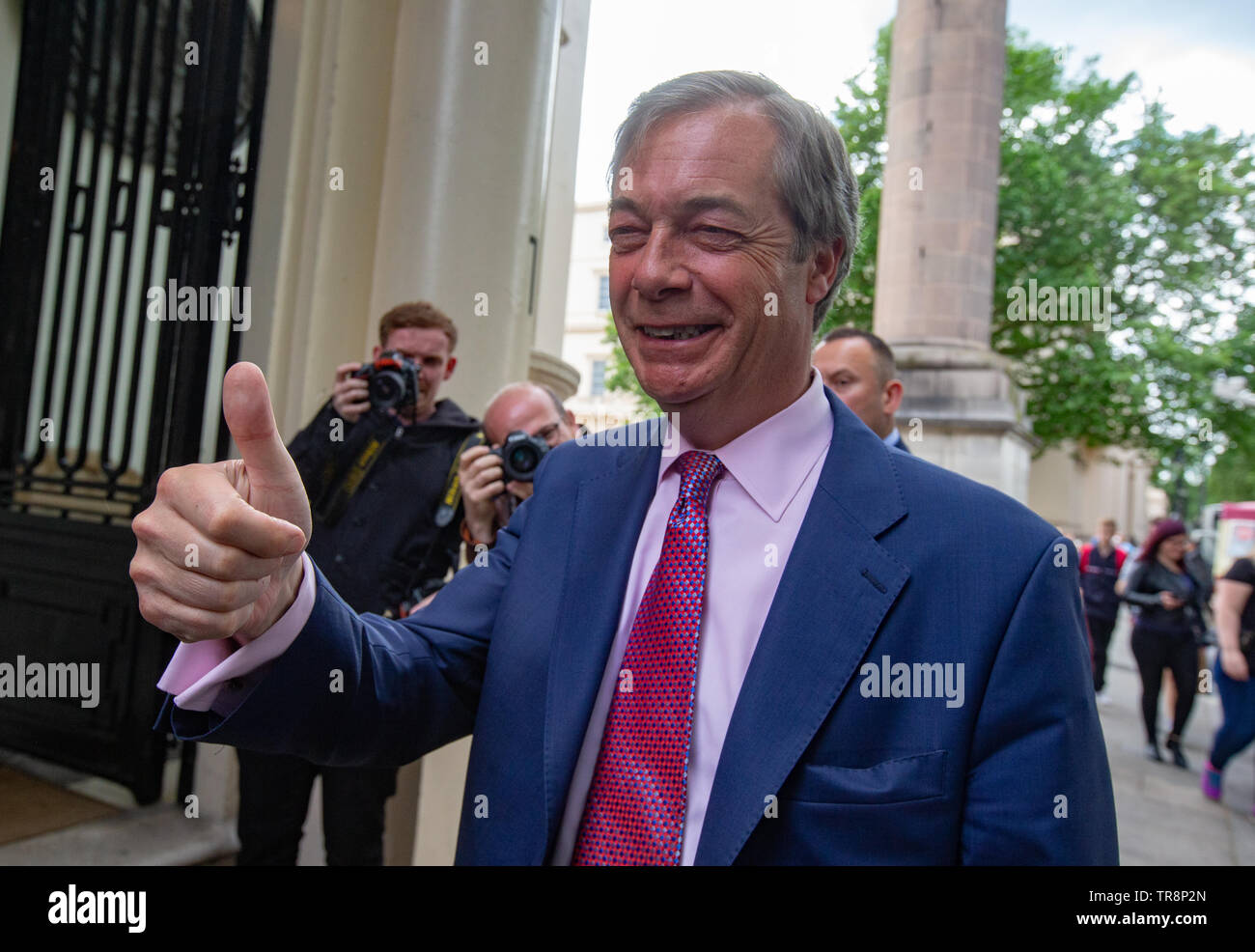 Nigel farage thumbs up hi-res stock photography and images - Alamy
