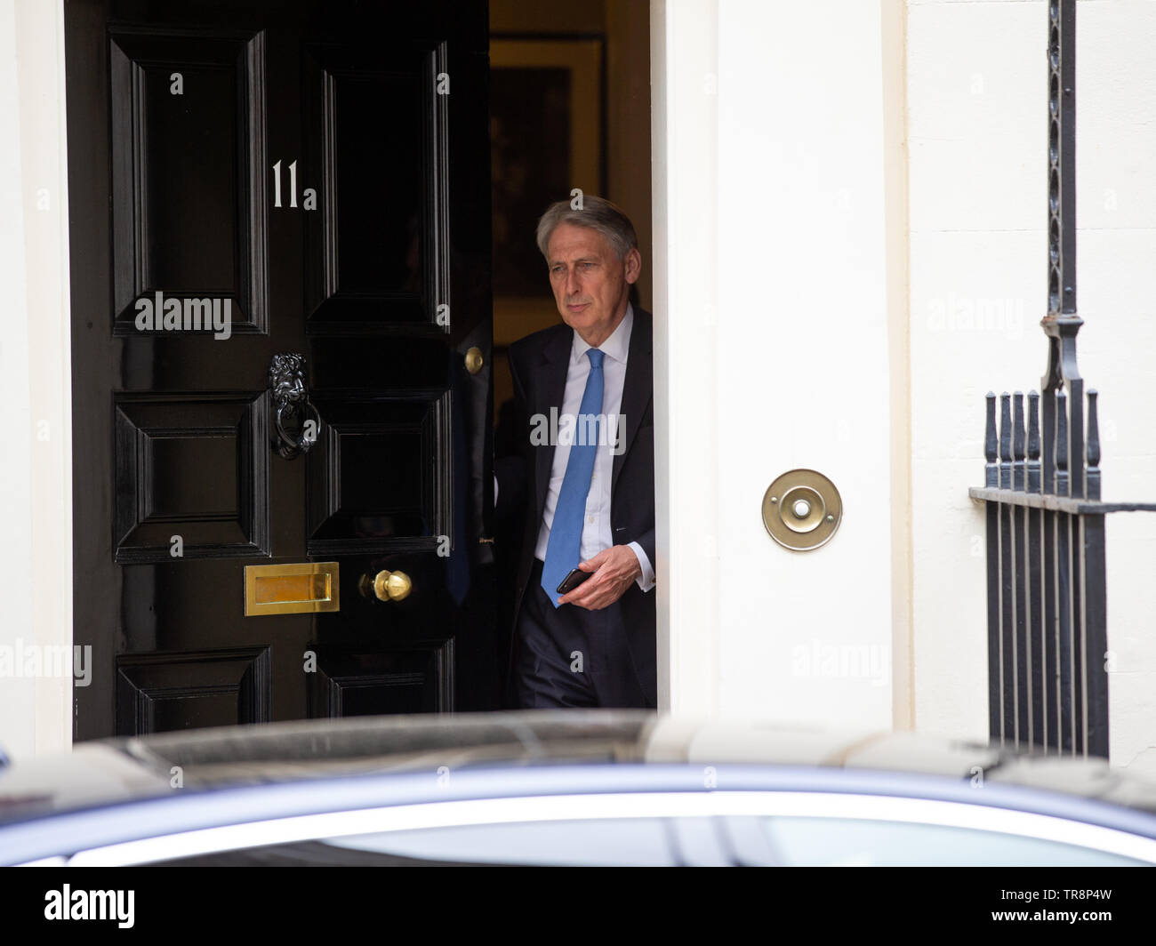 Chancellor philip hammond leaves downing street hi-res stock ...