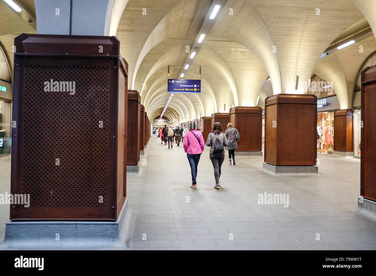 London bridge railway station hi-res stock photography and images - Alamy