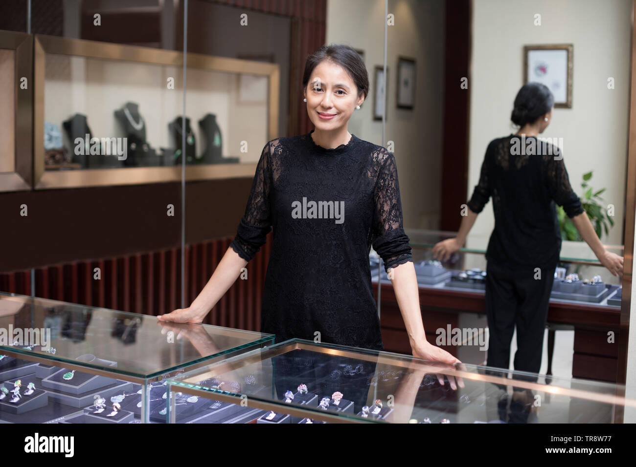 Chinese shopkeeper hi-res stock photography and images - Alamy
