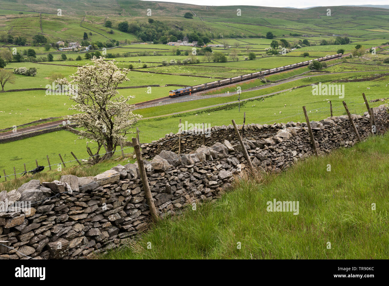 A train of empty waggons approaches the sidings at Arcow Quarry ...
