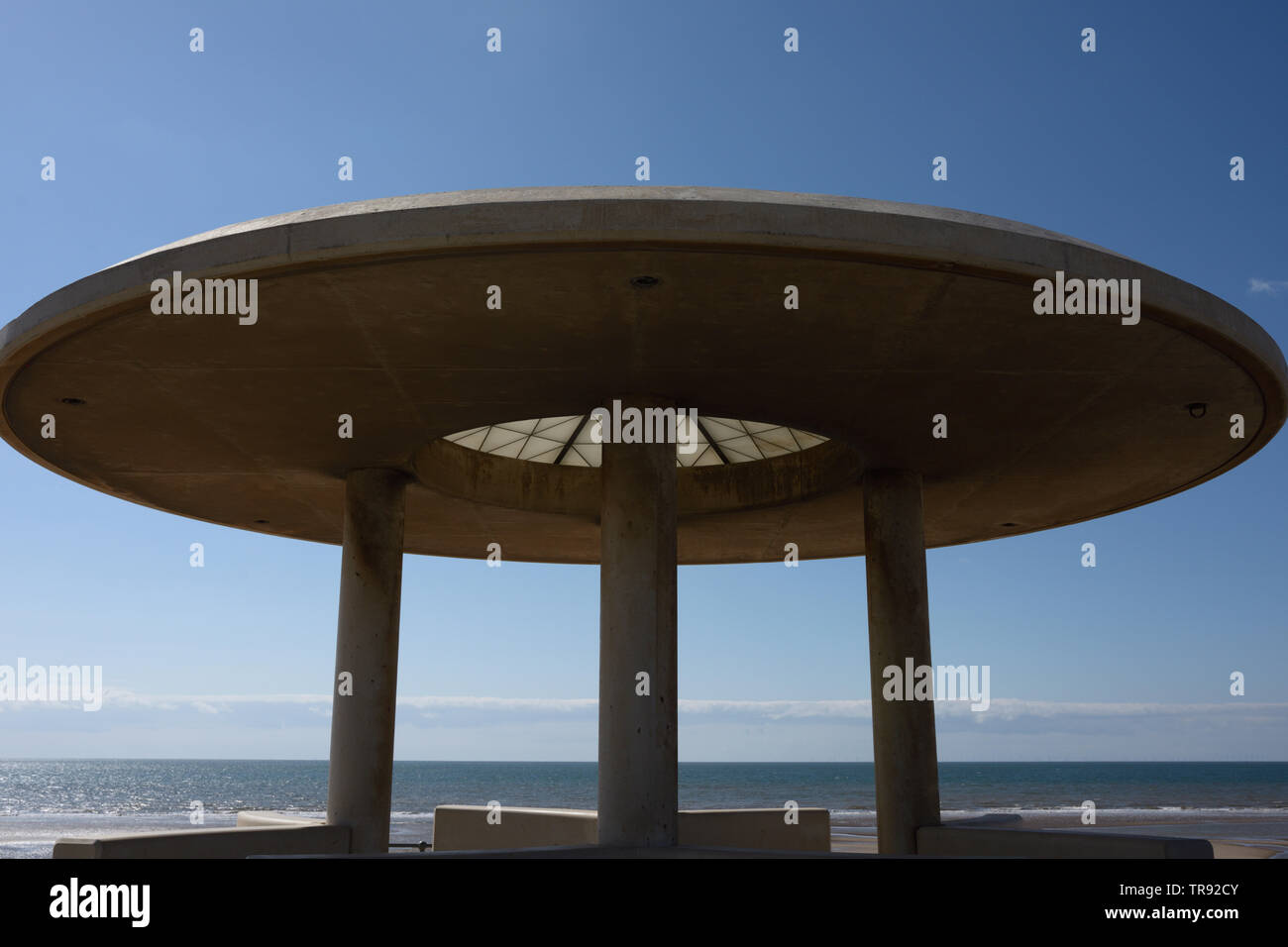 Curved concrete roof structure hi-res stock photography and images - Alamy