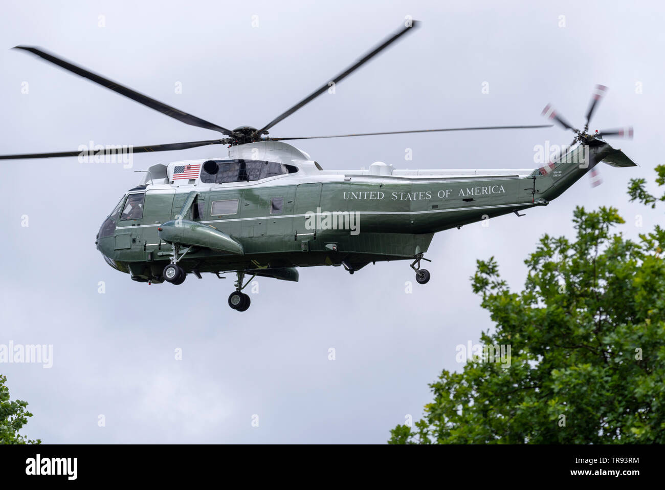 Ch 47 chinook helicopter uh 60 black hi-res stock photography and ...