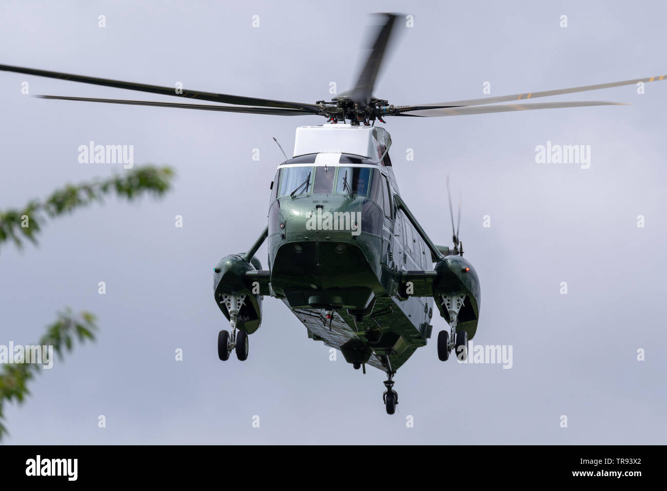 Ch 47 chinook helicopter uh 60 black hi-res stock photography and ...