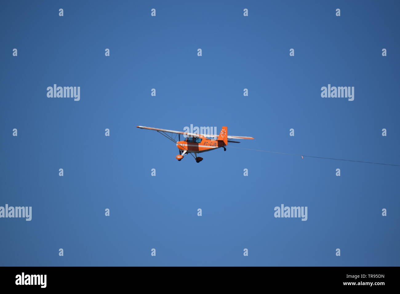 Aviao voando hi-res stock photography and images - Alamy