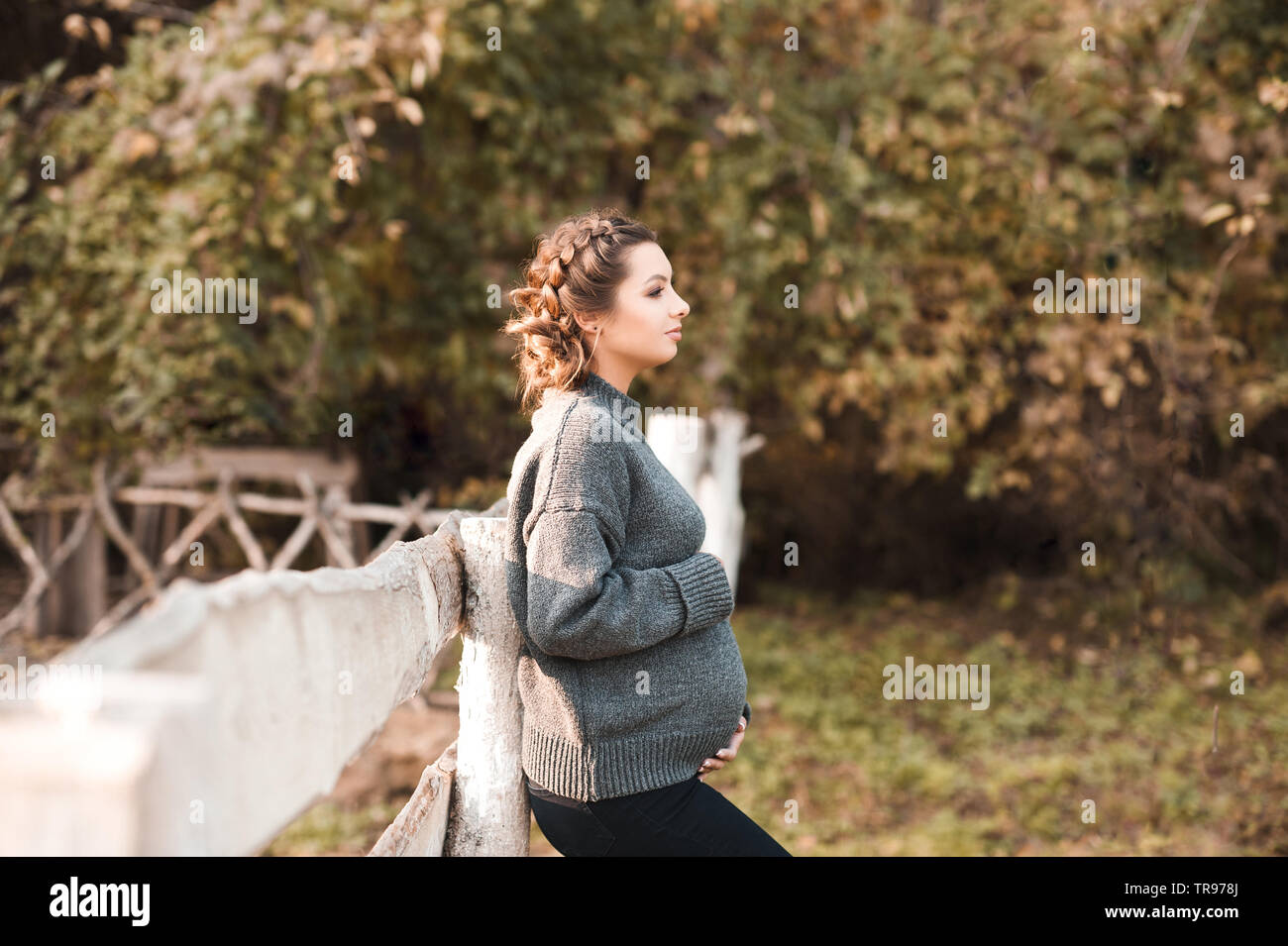 Pretty woman leaning forward hi-res stock photography and images - Alamy
