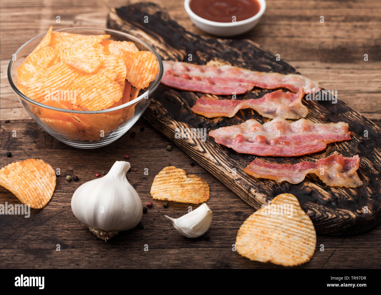 Potato crisps with backon flavour with grilled bacon rashers on vintage ...