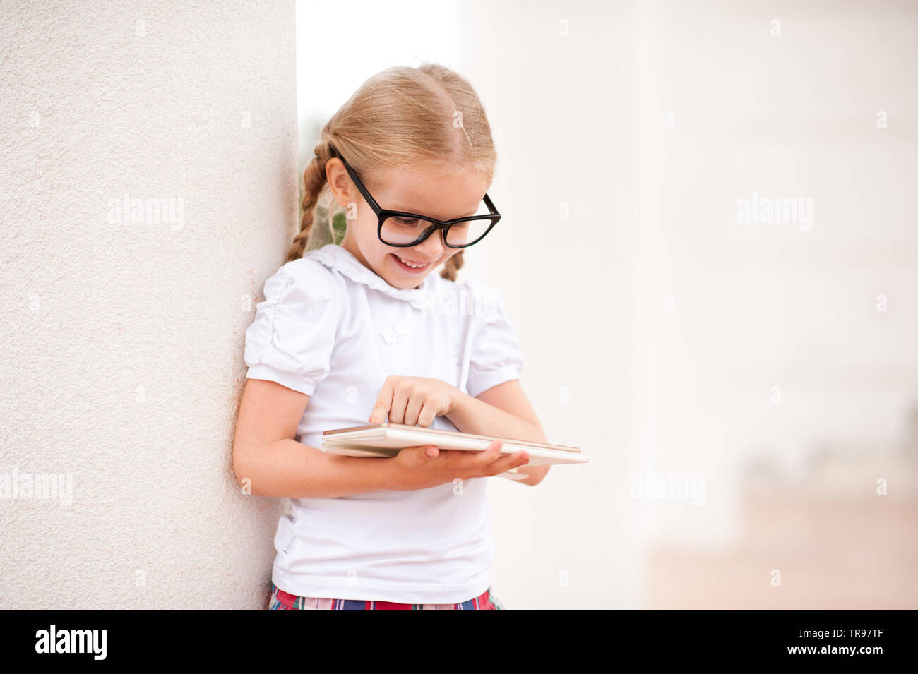 6 year old girl on computer screen hi-res stock photography and images ...