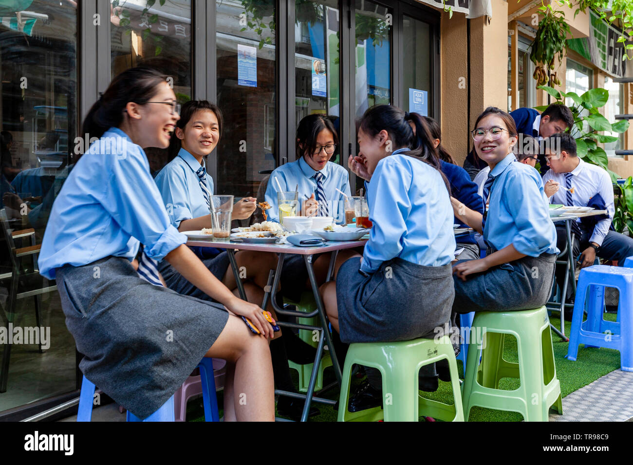 Chinese schoolgirls hi-res stock photography and images - Alamy