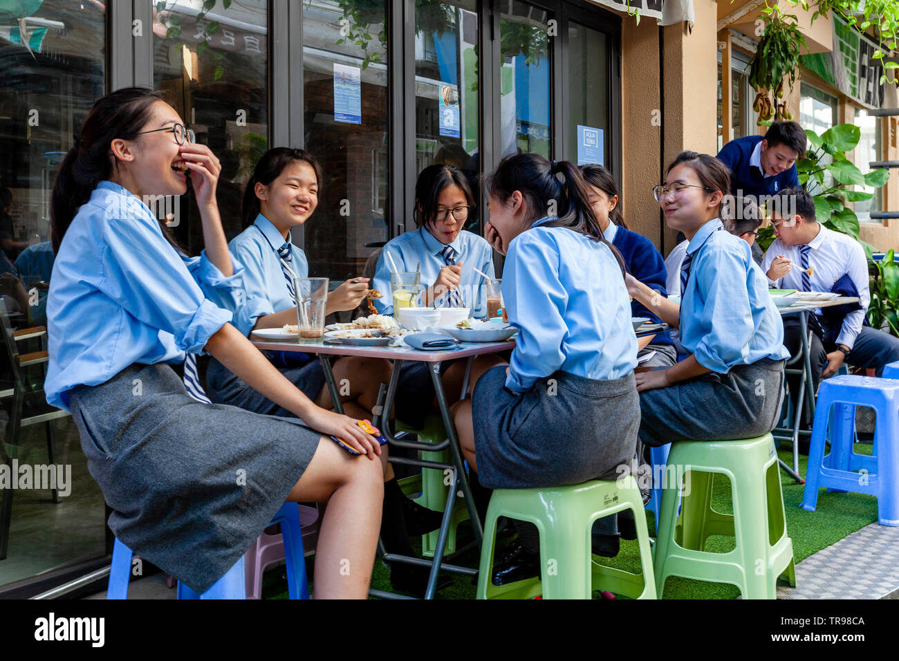 Chinese schoolgirls hi-res stock photography and images - Alamy