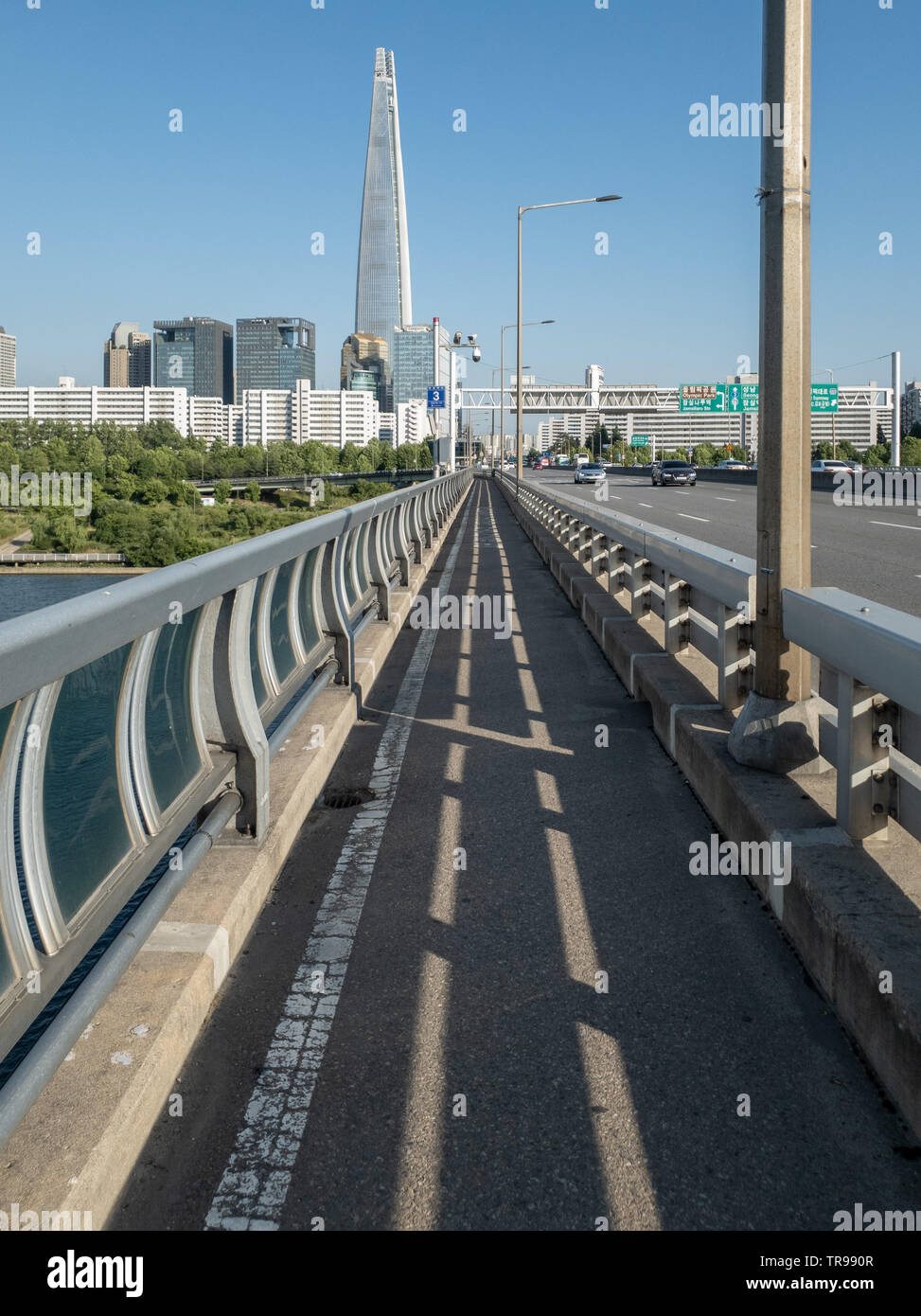 Watching the for the pedestrians of Jamsil bridge, shadows and light ...