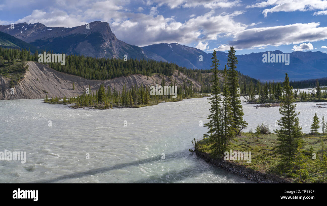 River with mountains in the background, Saskatchewan River Crossing ...