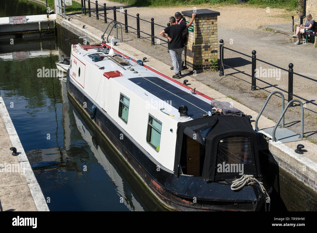 Lock basin hi-res stock photography and images - Alamy