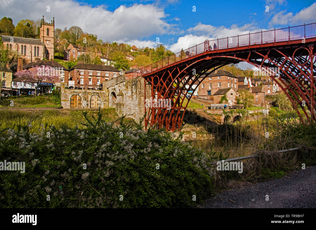 The Iron Bridge & the town of Ironbridge Stock Photo - Alamy