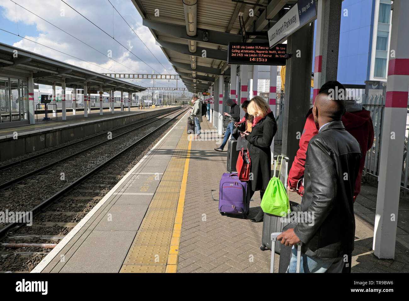 Luton london england railway station hi-res stock photography and ...