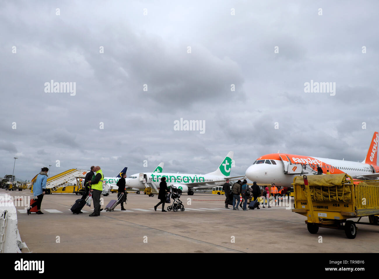 Passengers walking to plane hi-res stock photography and images - Alamy