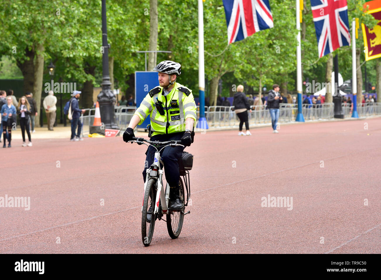 London, England, UK. Metropolitan police officer on a bicycle in The ...