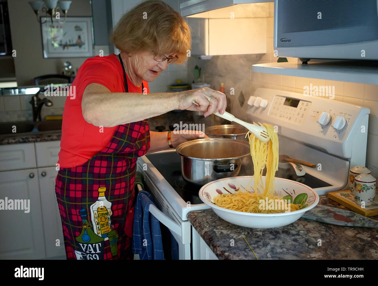 Woman cooking pasta stove hi-res stock photography and images - Alamy