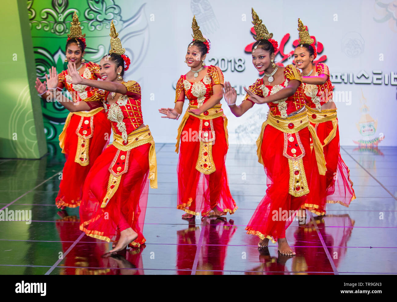Dance troupe dancers kandy hi-res stock photography and images - Alamy