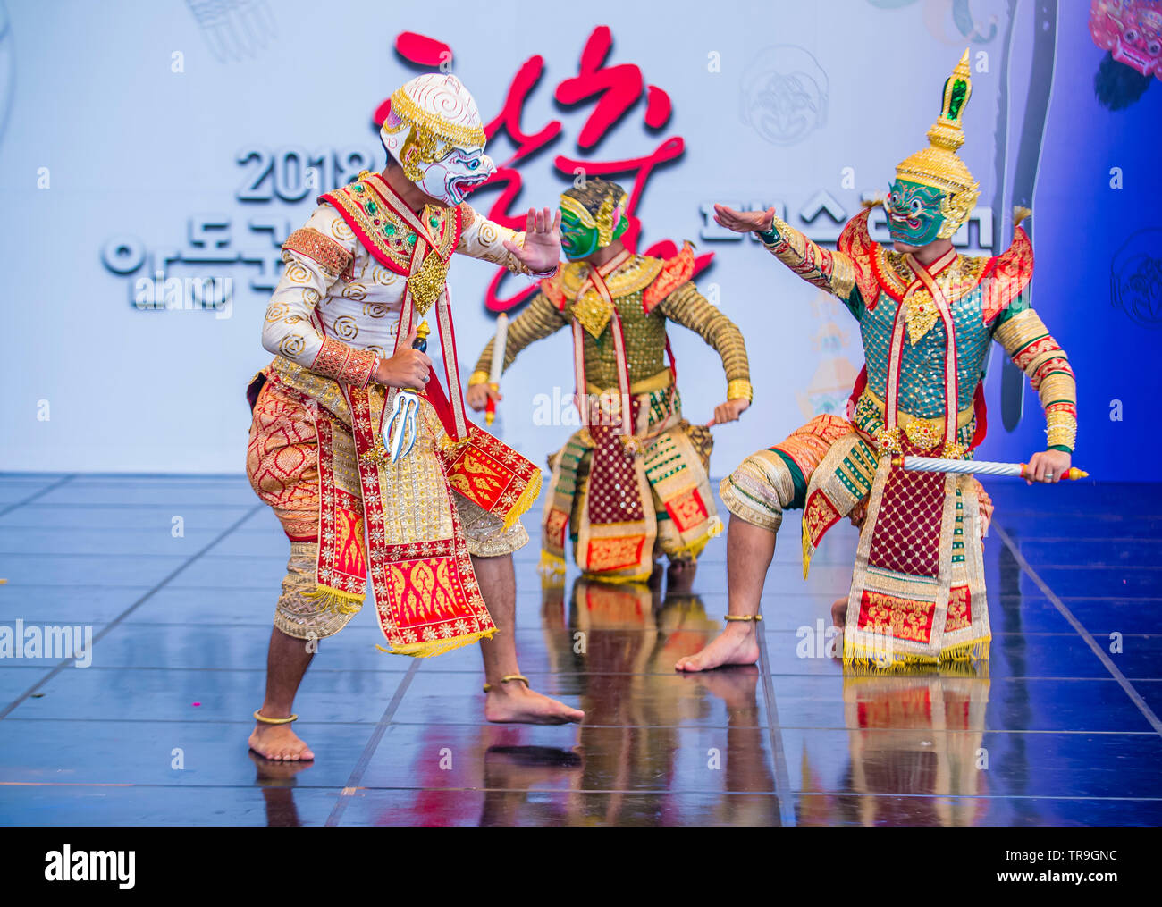 Thai dancers performing the traditinal Thai Khon dance at the Mask ...