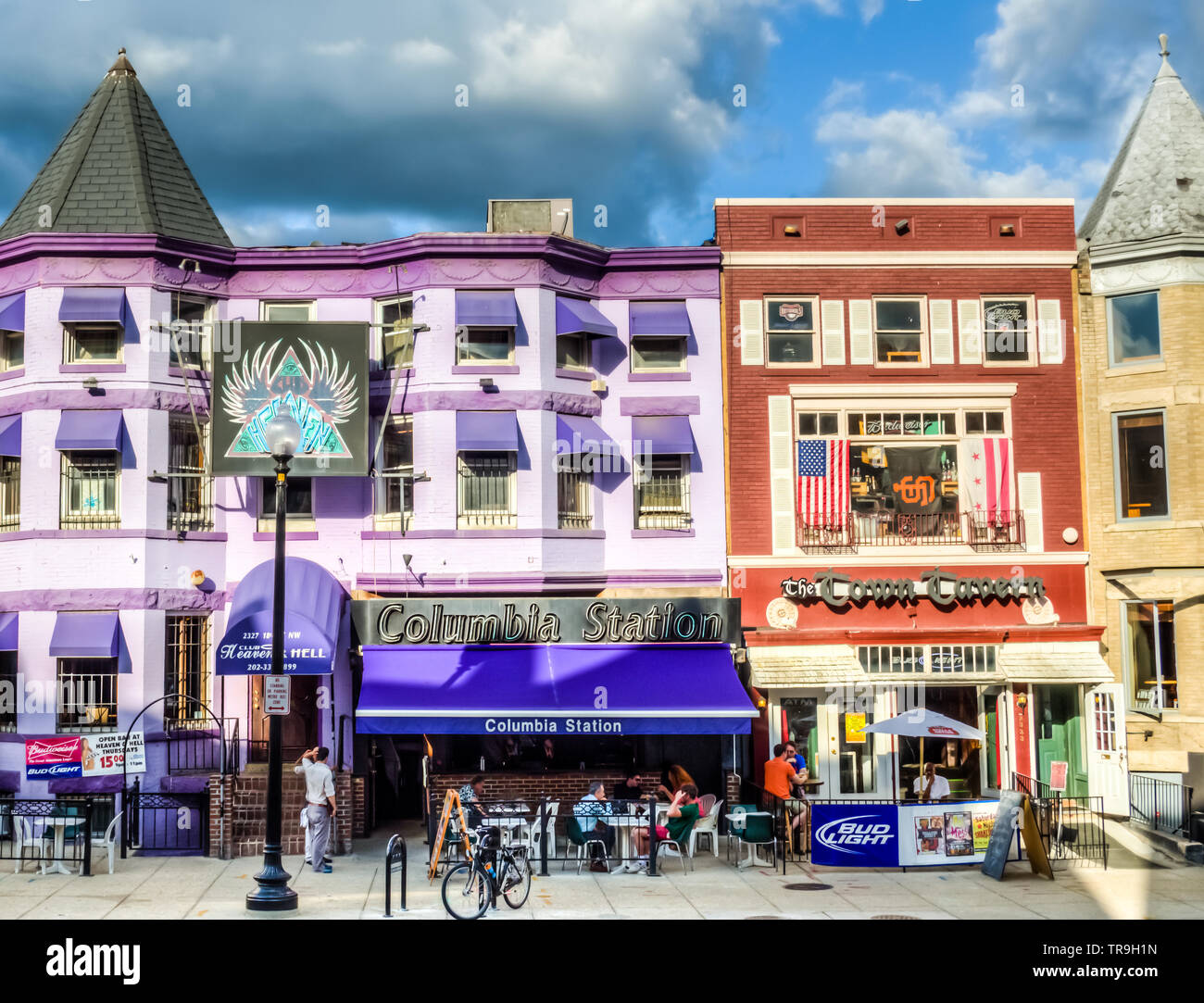 Live bar hi-res stock photography and images - Alamy