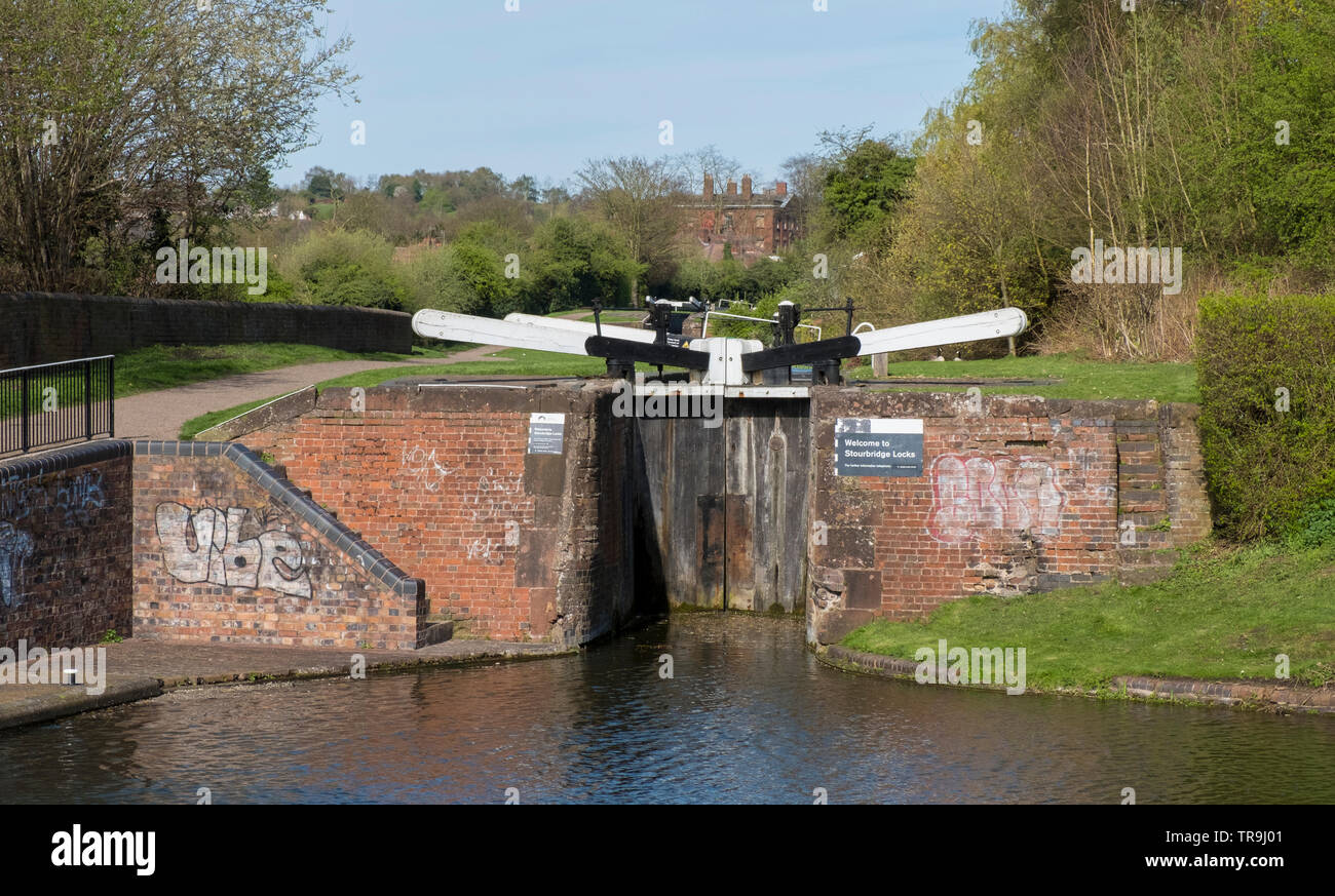 Graffiti on canal locks hi-res stock photography and images - Alamy